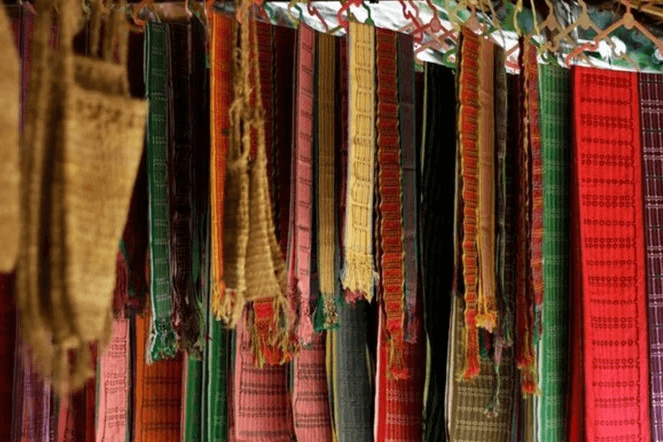 Mengenal Kain Khas Sulawesi: Warisan Budaya Yang Memikat - Batik Bedjo ...